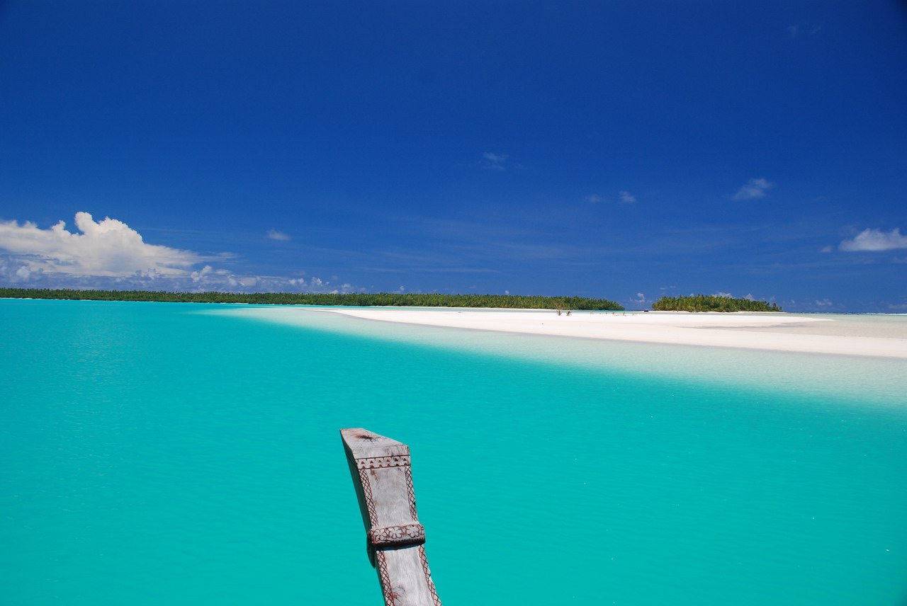Aitutaki - The TEAL jetty at Motu Akaiami, Aitutaki - RaroImage Photo ...